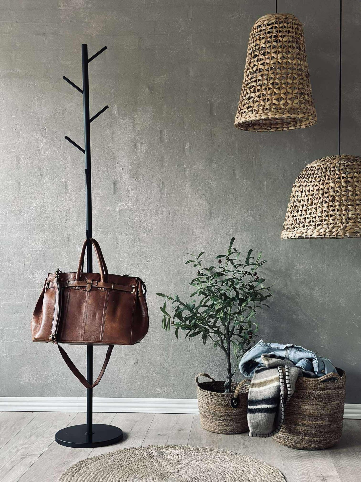 Stumtjener Hally | Stilrent design i matt sort – VIAMAJA