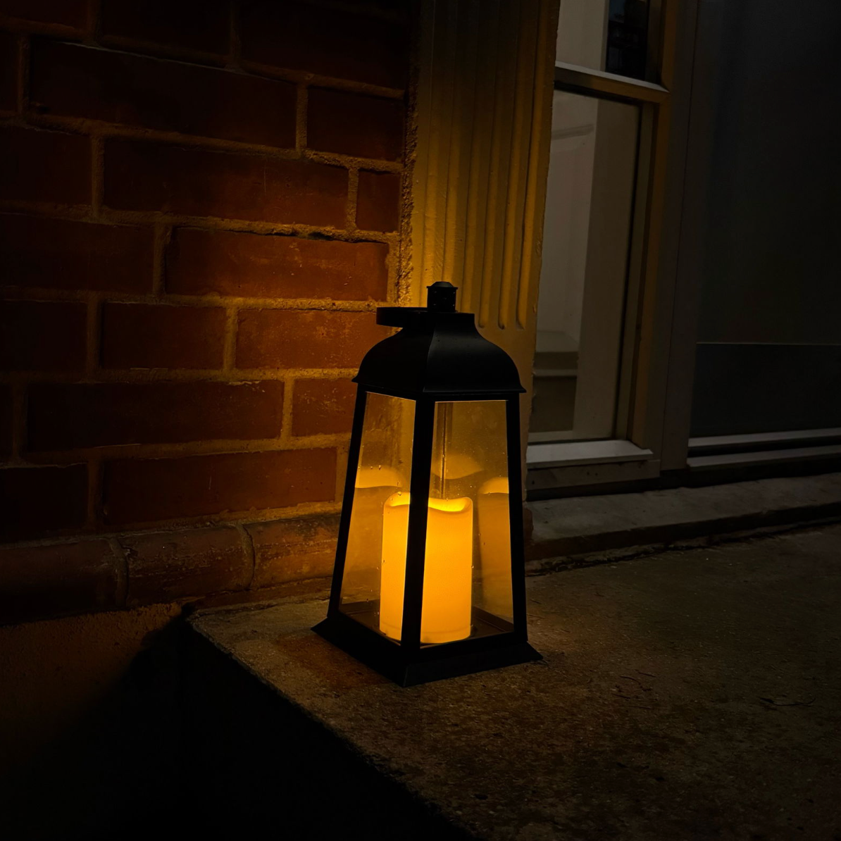 Lanterne med LED-lys – varm stemning inne og ute – VIAMAJA