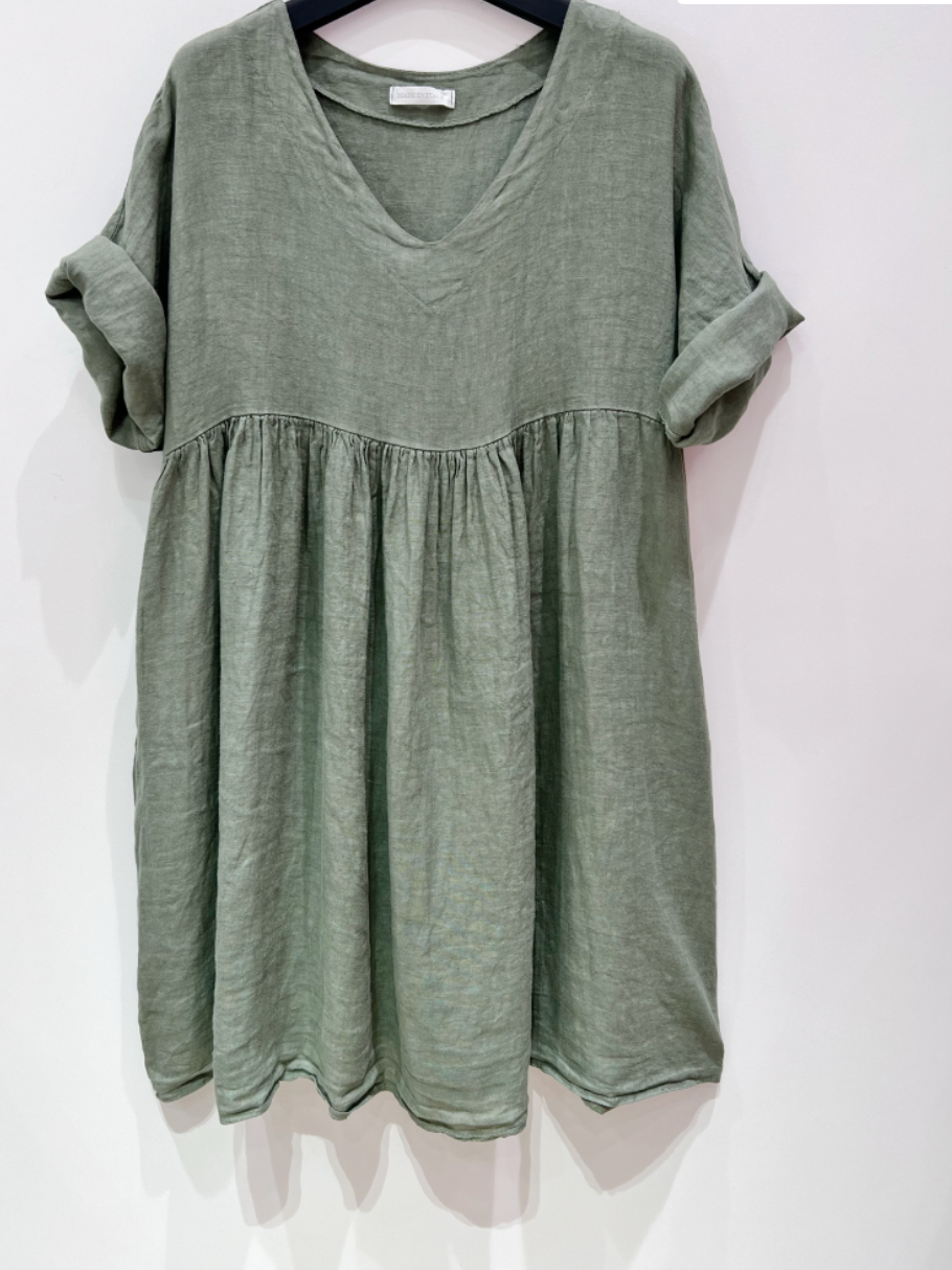 V-hals lin kjole - Støvete grønn | Tidløs stil i hør – VIAMAJA
