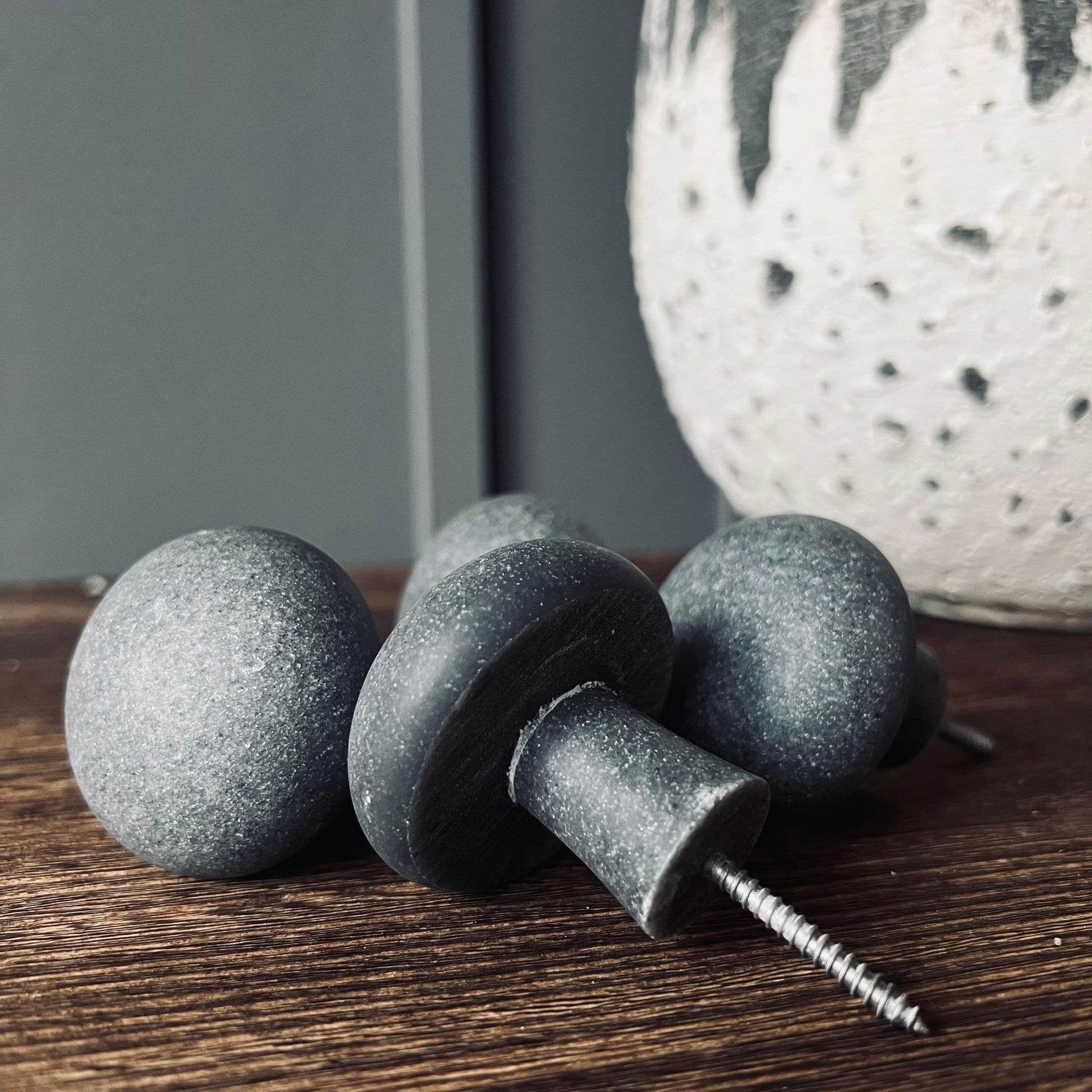 Knagg med rund topp i betonglook - Sett med 4 stk – VIAMAJA