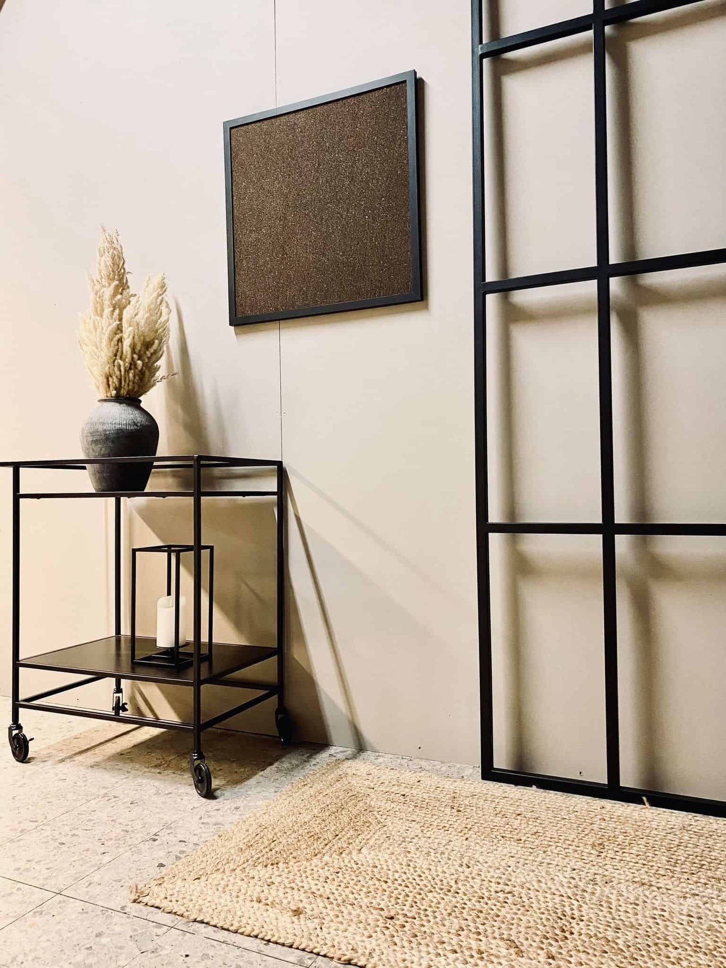 Kork oppslagstavle med sort ramme – 60x60 cm – VIAMAJA