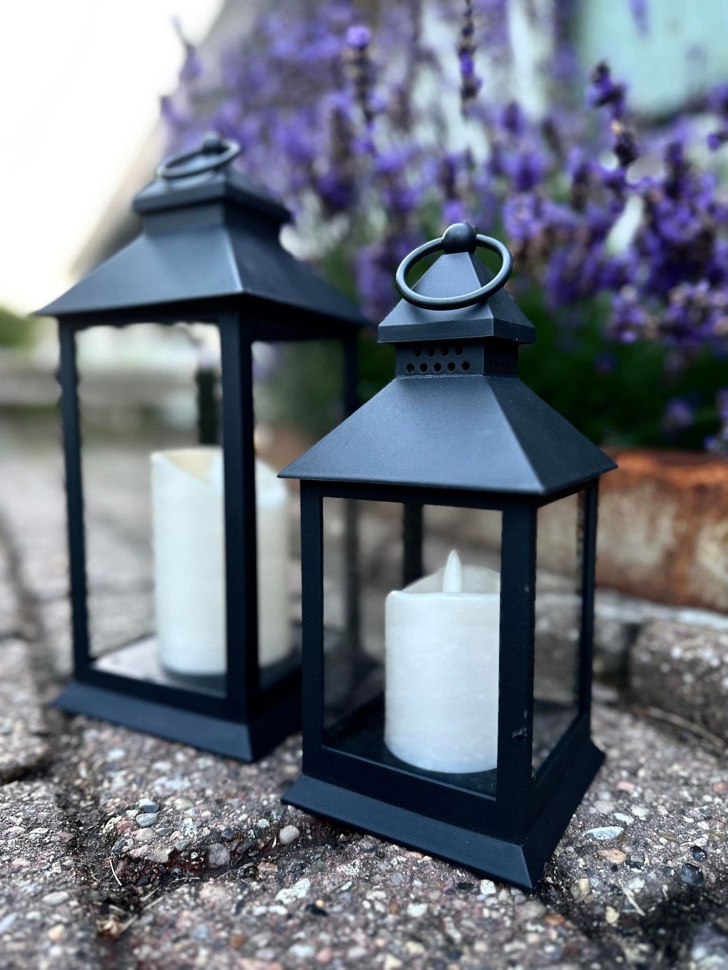 LED-lanterner med bloklys og timer - Sett med 2 stk – VIAMAJA