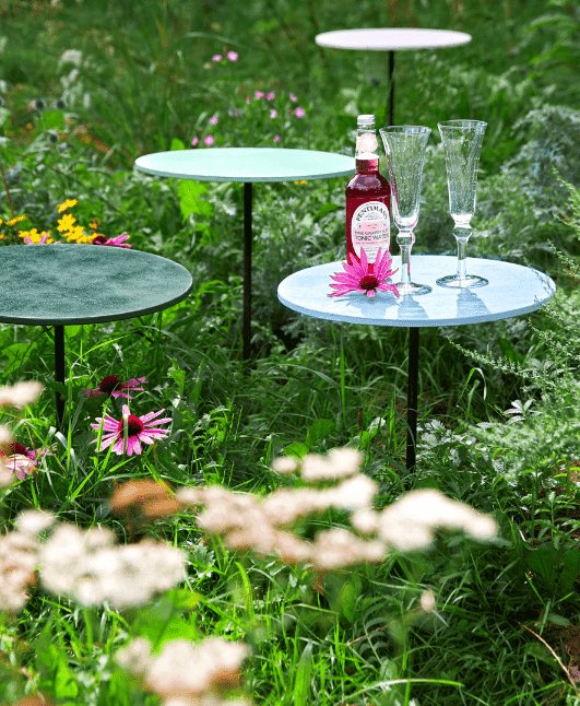 Sommerbord på spyd - Hvit – Til hage og strand – VIAMAJA